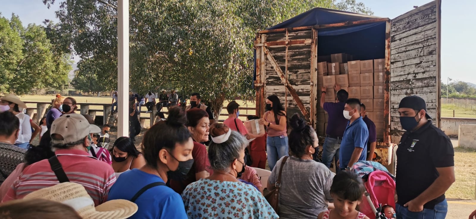 DIF | Entrega Gobierno del estado apoyos a familias en Tepalcatepec.